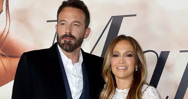 Jennifer Lopez oznámila, že ona a Ben Affleck sú zasnúbení